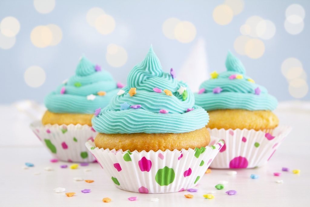 Cupcakes de colores: una divertida receta para preparar en familia